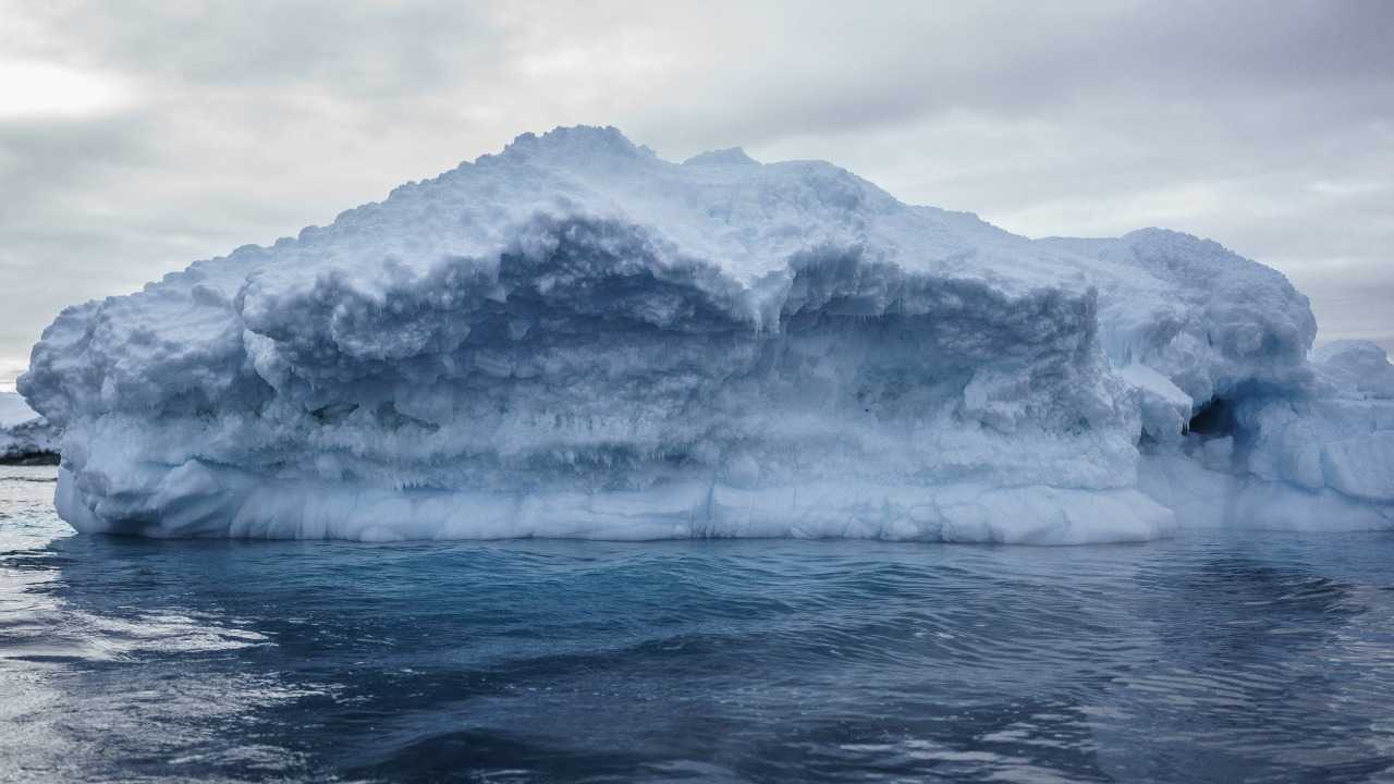 World's largest iceberg breaks free, heads toward Southern Ocean ...