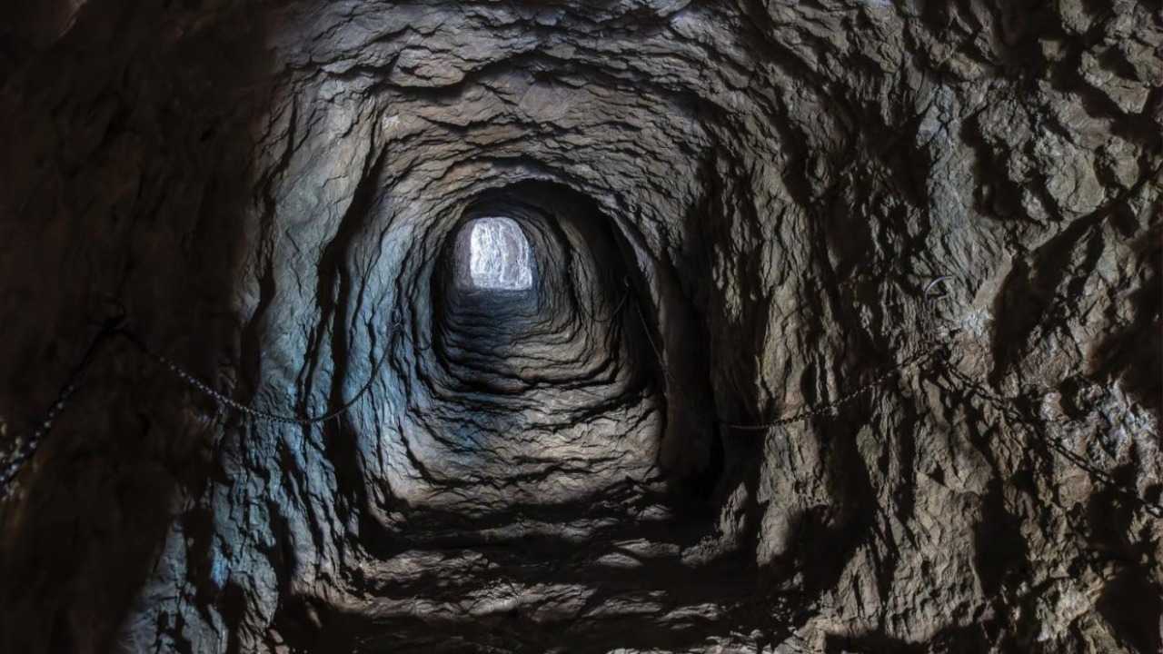 Archaeologists Follow Da Vinci's Sketch to Discover Secret Tunnels ...